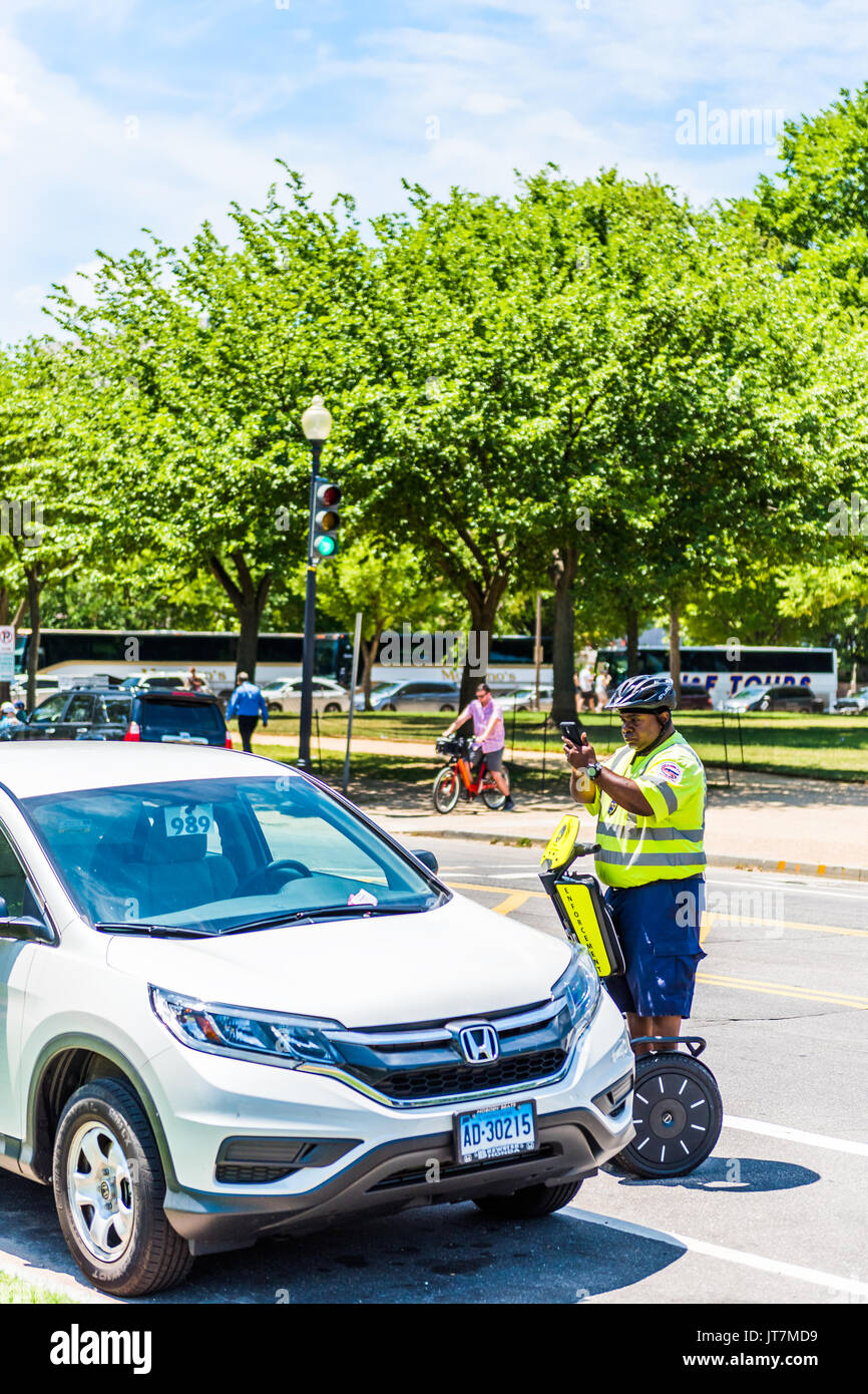 American policeman giving ticket hi-res stock photography and images ...