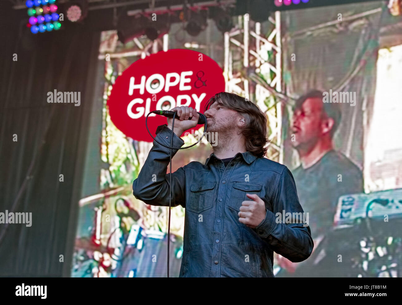 Lead singer embrace hi-res stock photography and images - Alamy
