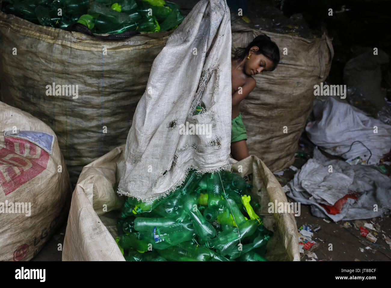 Dhaka, Bangladesh. 3rd Aug, 2017. Julekha (7), a child labor work on a ...