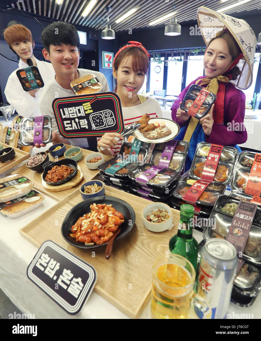 Lunch boxes Models display lunch boxes at a convenience store in Seoul ...