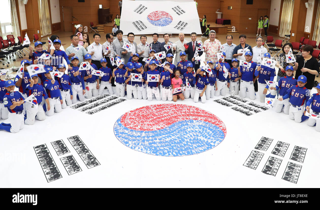 Nat'l flag made of handprints Officials and child baseball players in ...