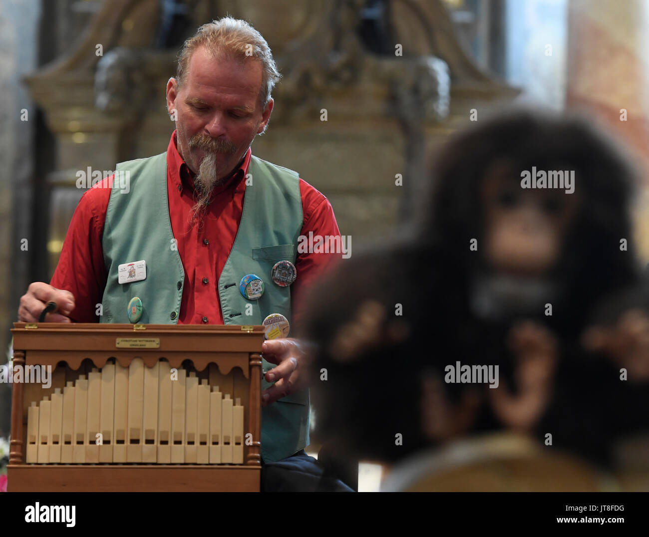 Barrel organ player hi-res stock photography and images - Alamy