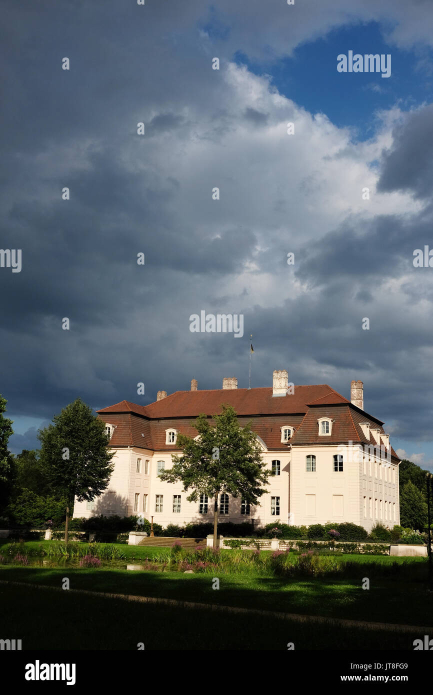 Cottbus, Germany. 28th July, 2017. Ominous storm clouds gather over ...