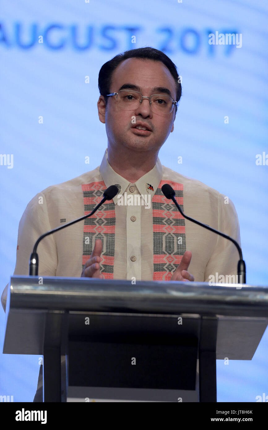 Philippines secretary of foreign hi-res stock photography and images ...