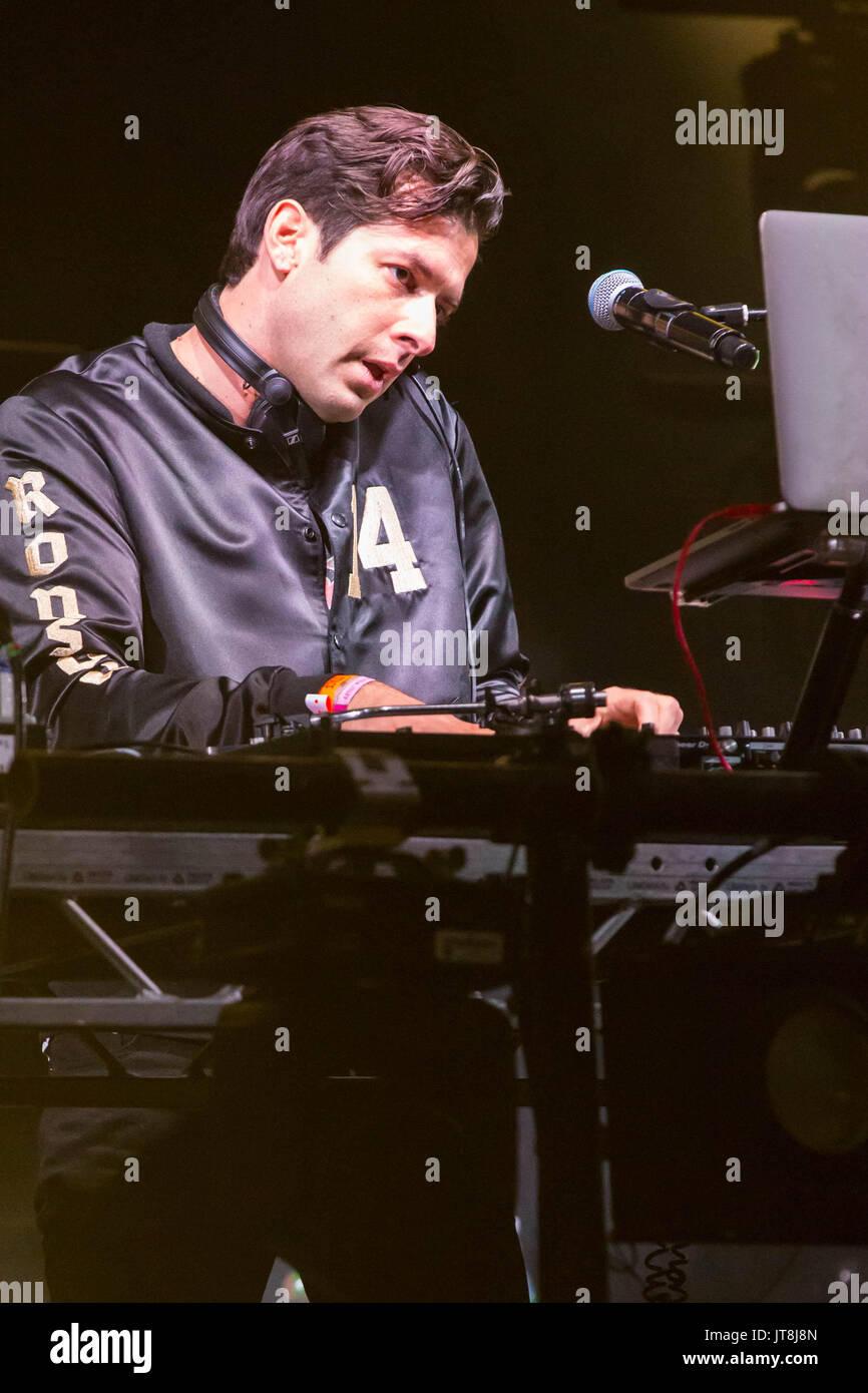 Dj mark ronson hi-res stock photography and images - Alamy