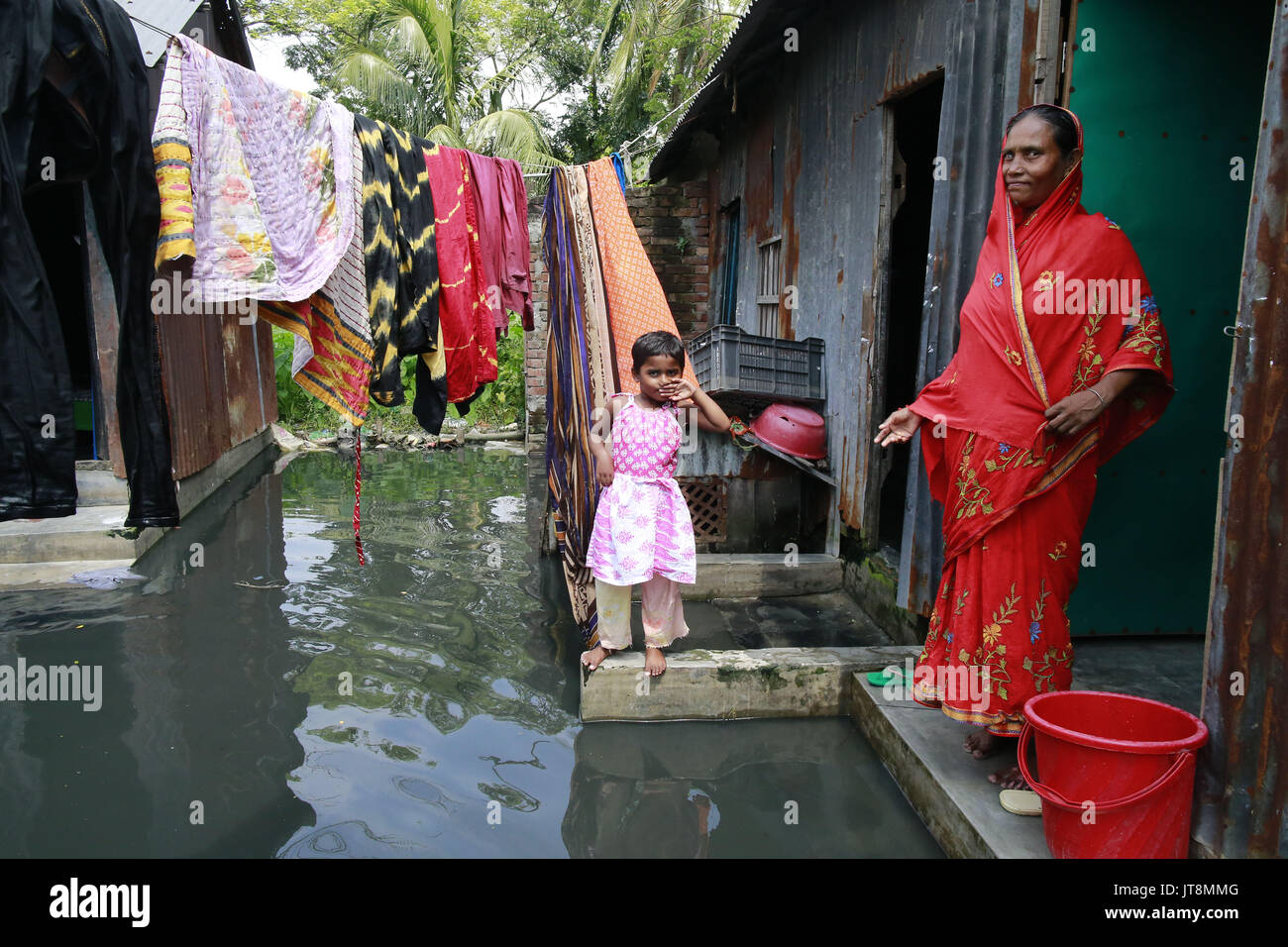 Dhaka, Bangladesh. 8th Aug, 2017. A Bangladeshi child stands in front of her flooded house at ...