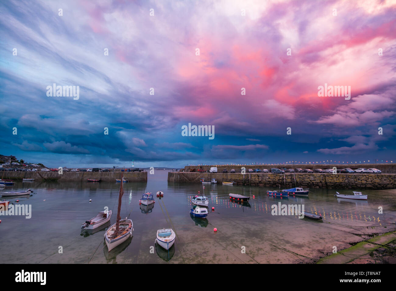 Mousehole, Cornwall, UK. 8th August 2017. UK Weather. As the sunset on ...