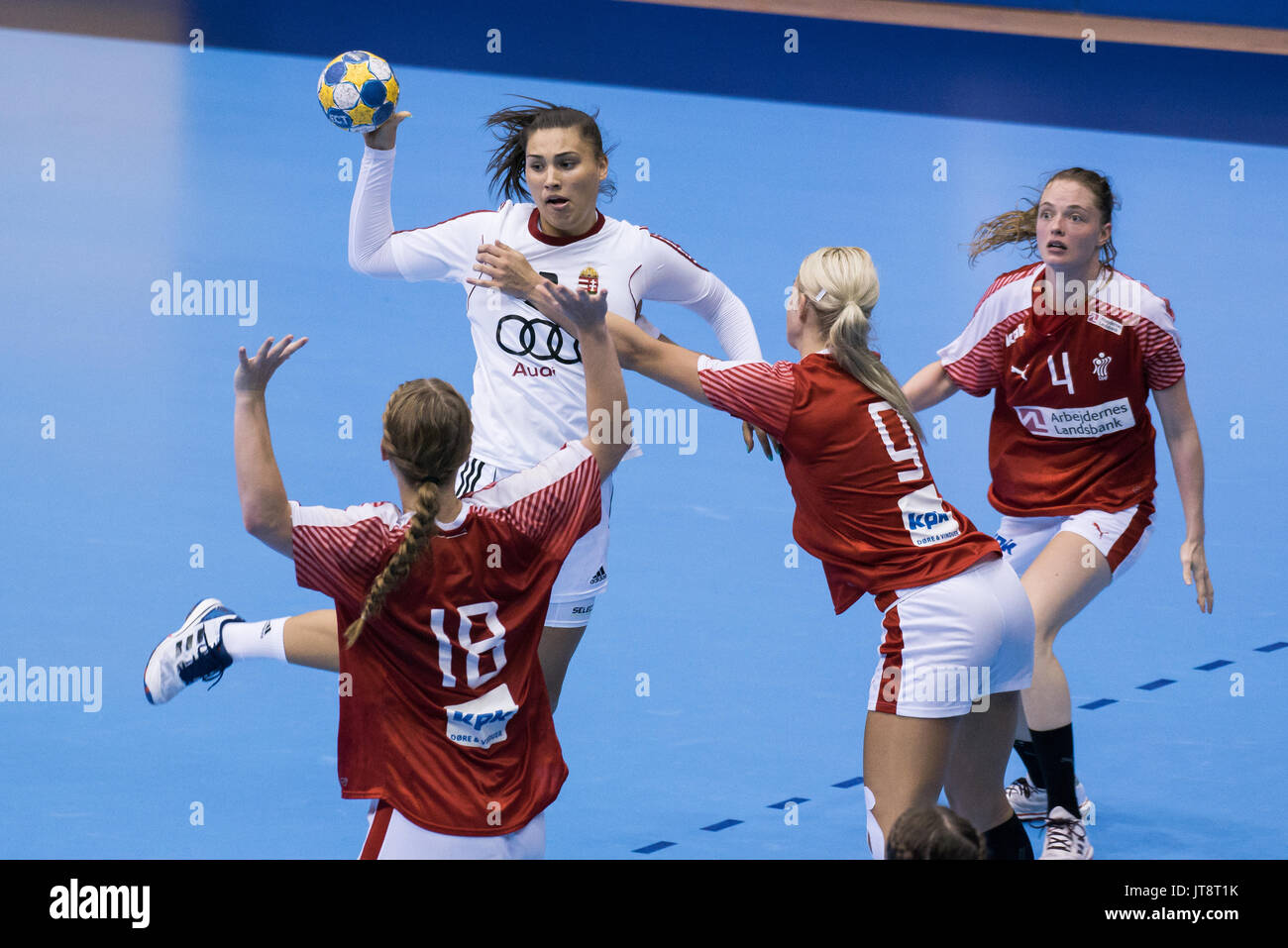 Handball girls match hi-res stock photography and images - Alamy