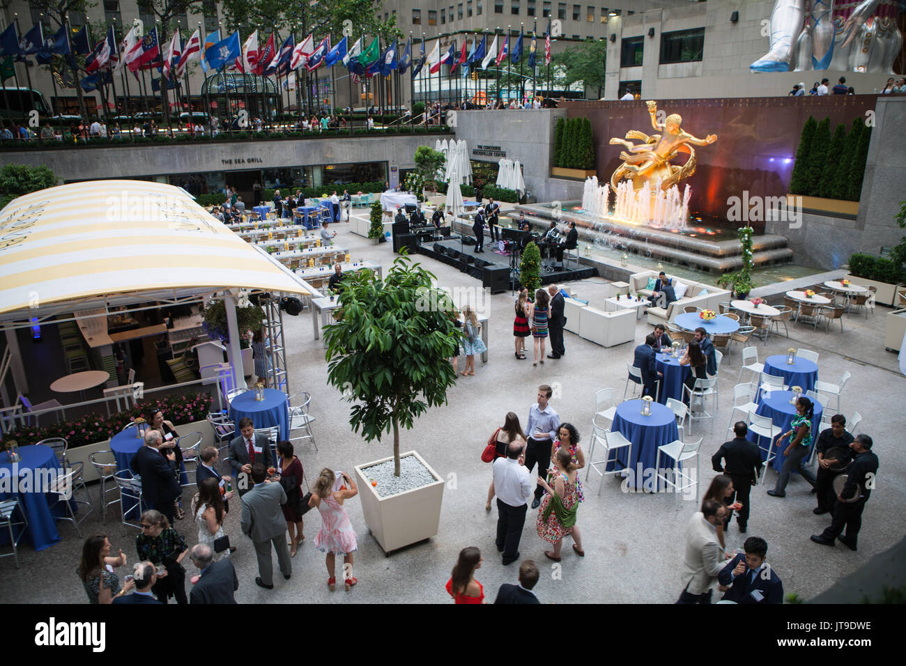 Rockefeller center garden hi-res stock photography and images - Alamy