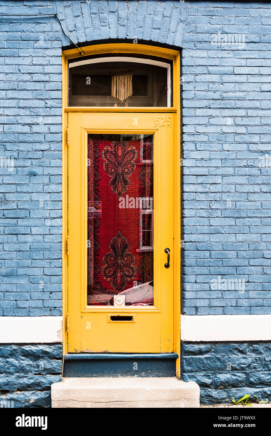 Canada quebec city red door hi-res stock photography and images - Alamy