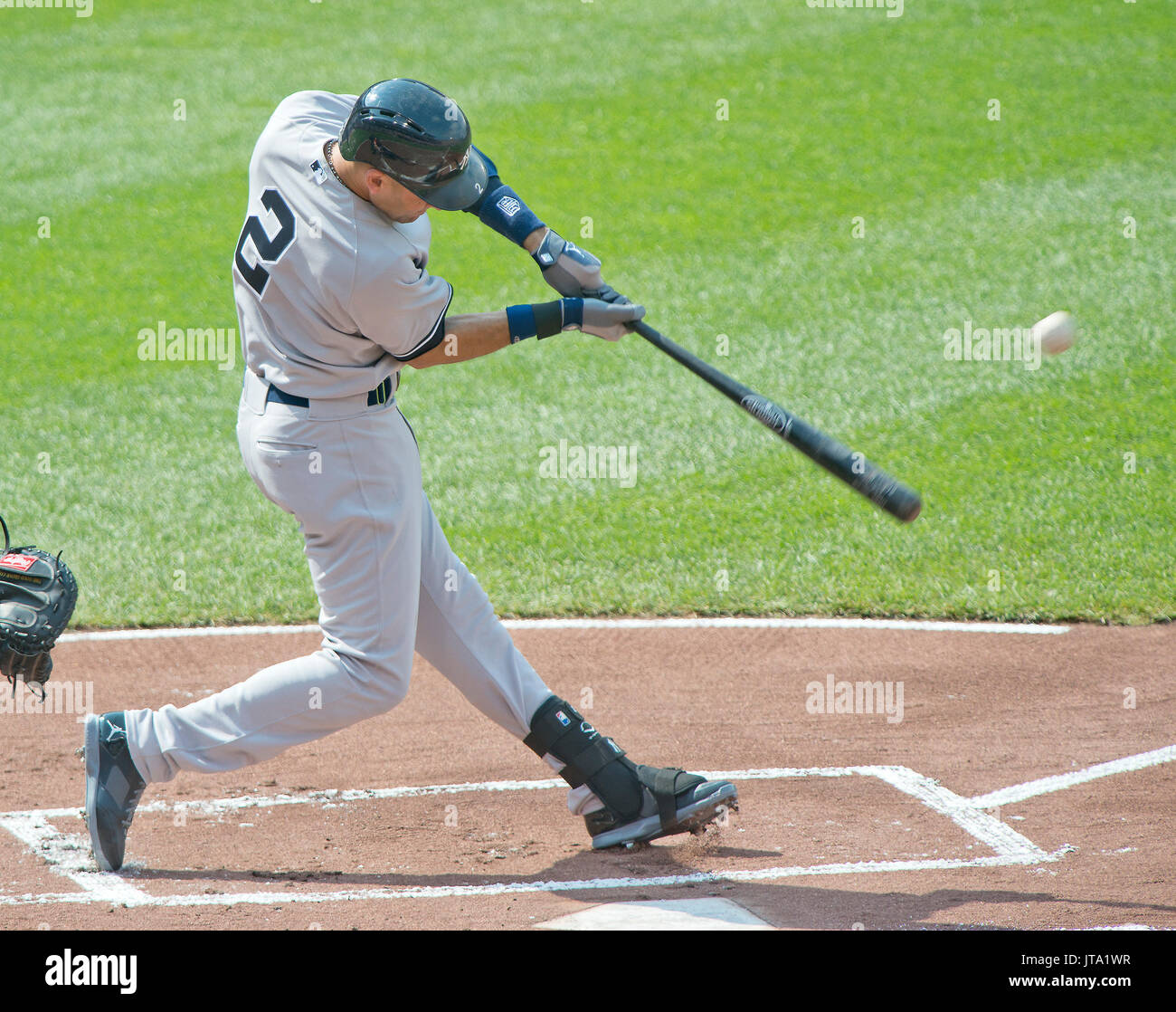 New York Yankees shortstop Derek Jeter (2) flies out to center field in ...