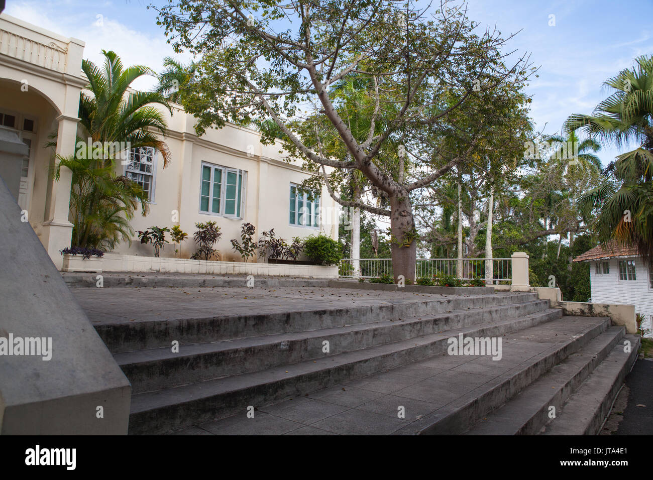 Ernest hemingway home library hi-res stock photography and images - Alamy