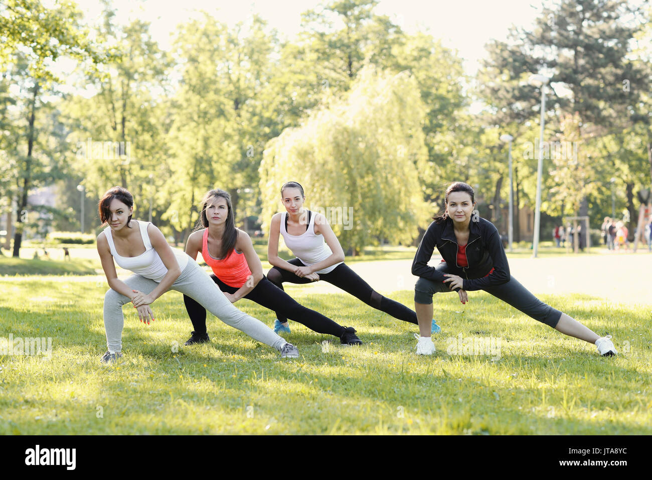 Group outdoor workout hi-res stock photography and images - Alamy