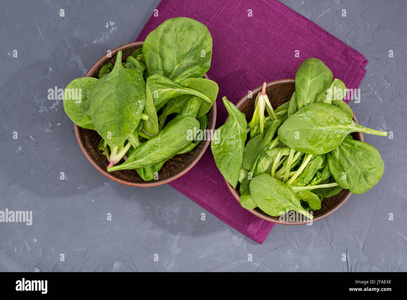 Fresh green spinach close hi-res stock photography and images - Alamy