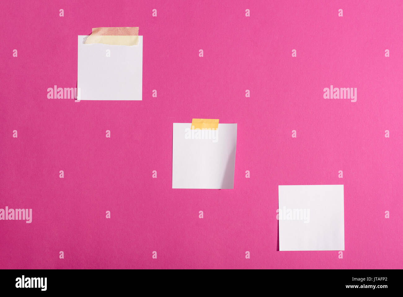 Pink blank sticky notes hi-res stock photography and images - Alamy