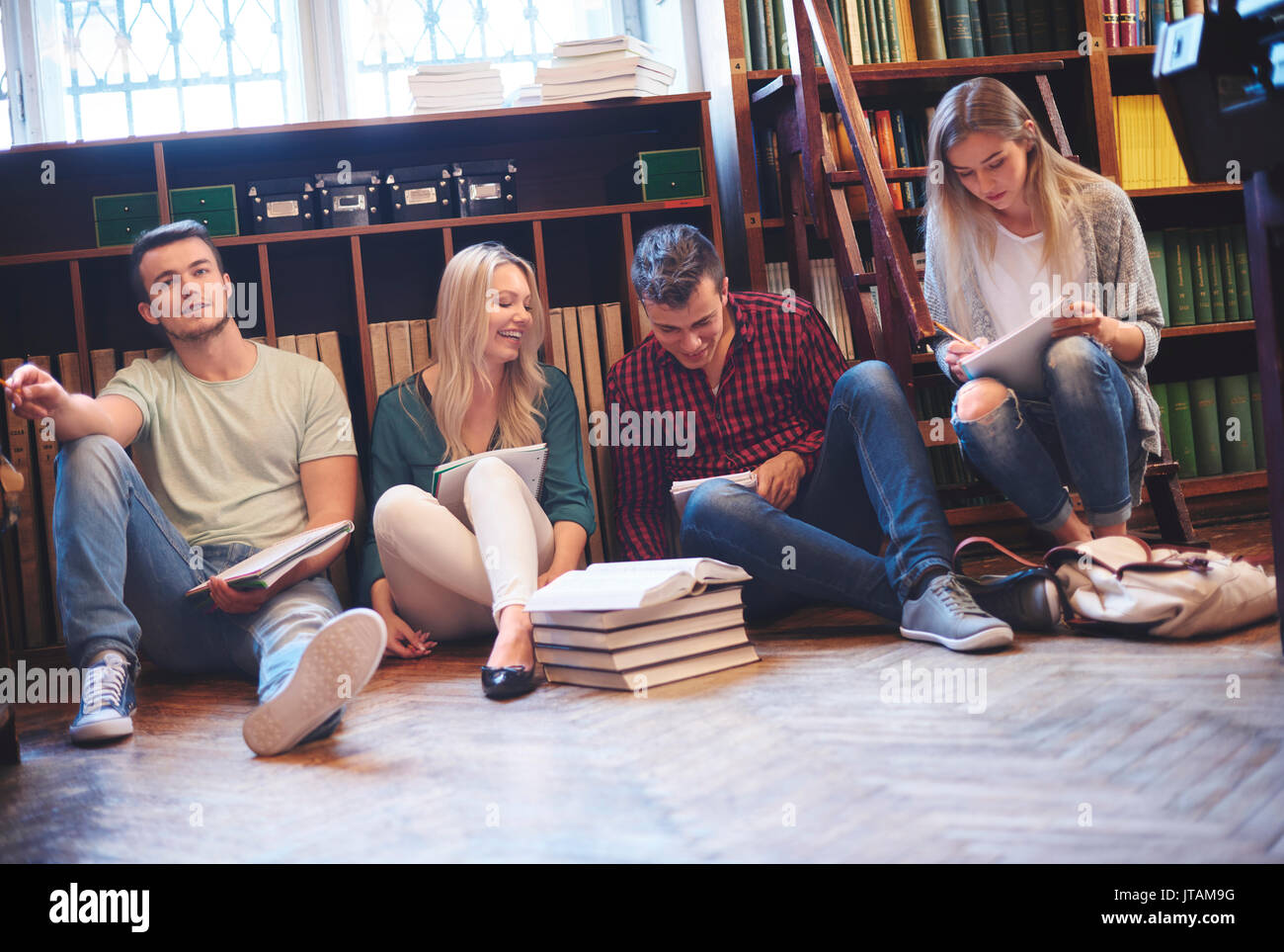 Hand taking notes hi-res stock photography and images - Alamy