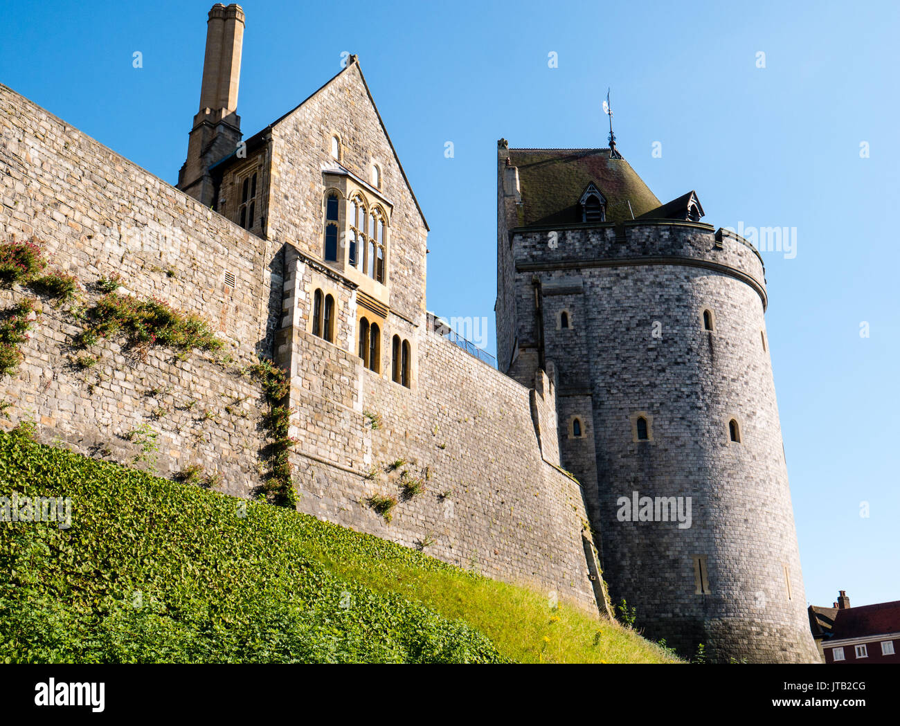 Battlements of windsor castle hi-res stock photography and images - Alamy