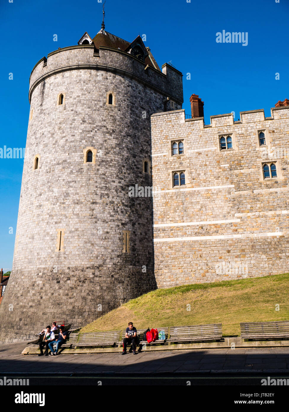 Tourists resting outside Windsor Castle, Windsor, Berkshire, England ...