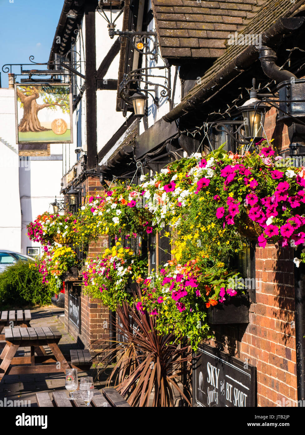 Royal oak pub england hi-res stock photography and images - Alamy