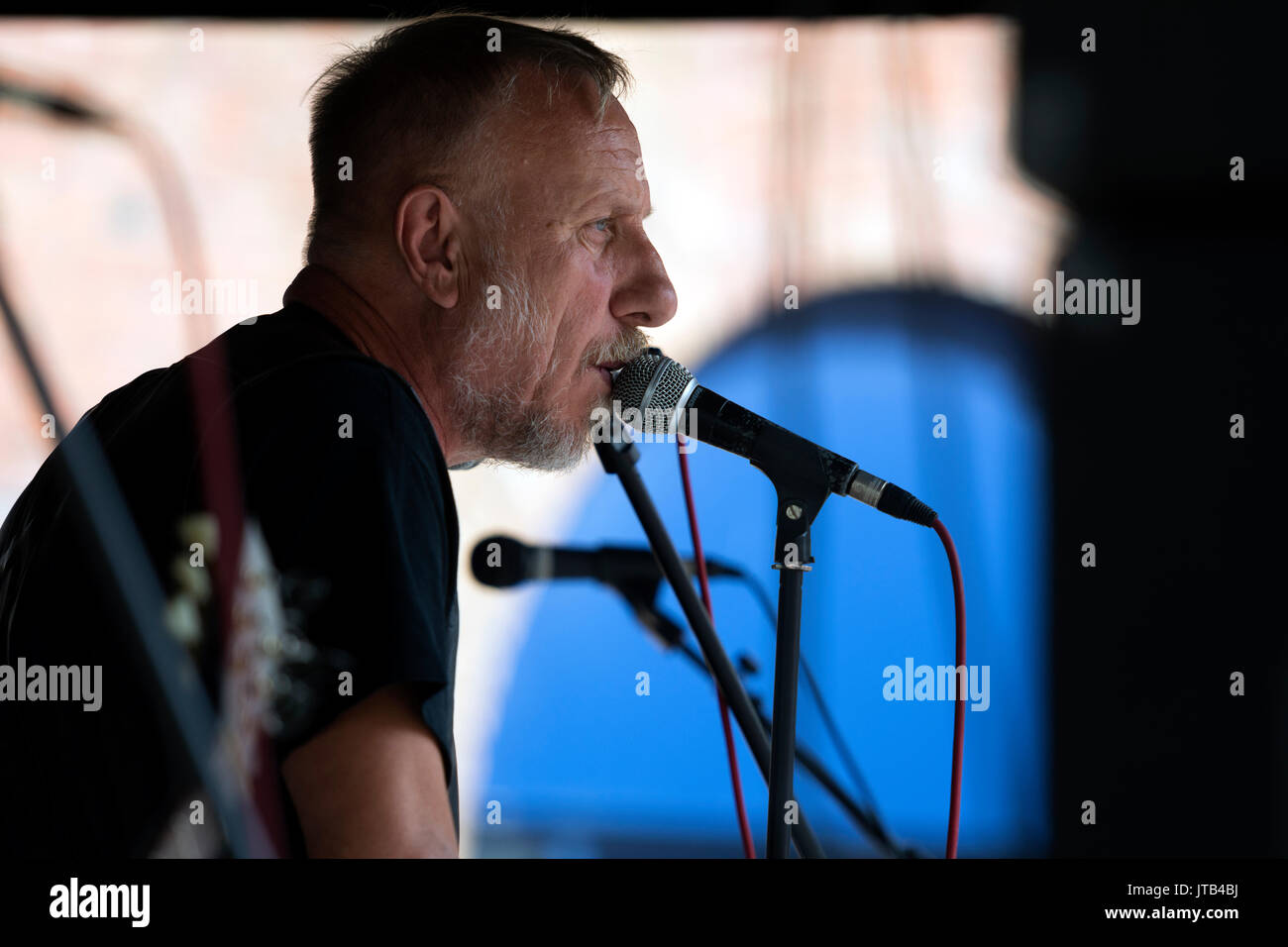 Singing with band hi-res stock photography and images - Alamy