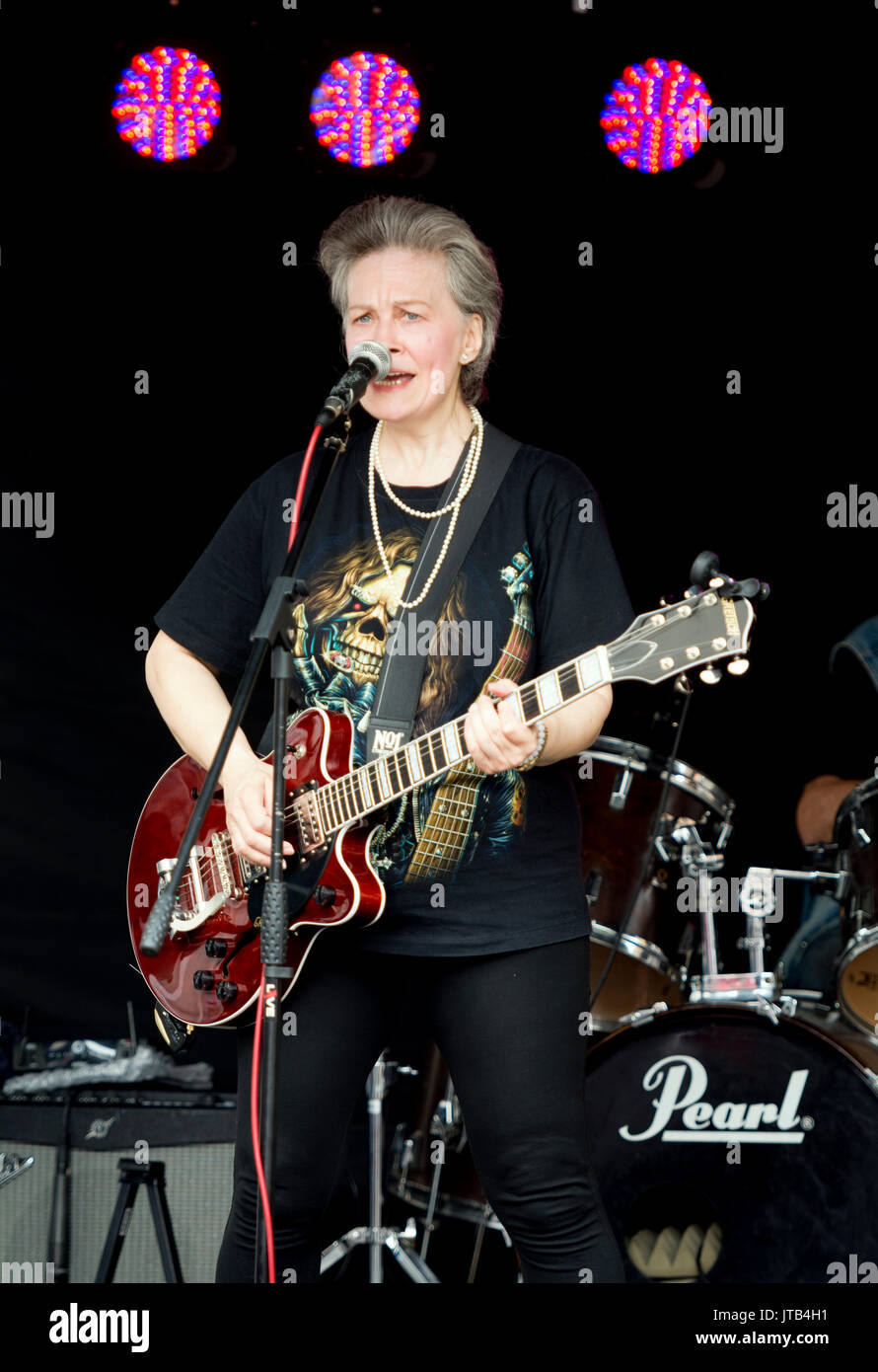 Female singer band stage hi-res stock photography and images - Alamy