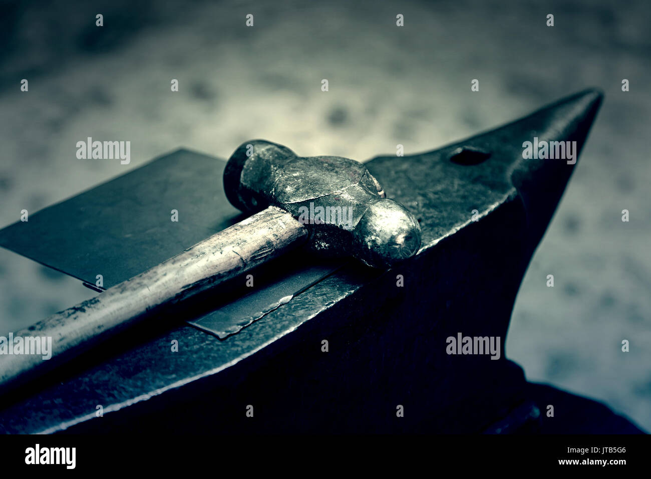 Hammer hitting red hot metal hi-res stock photography and images - Alamy