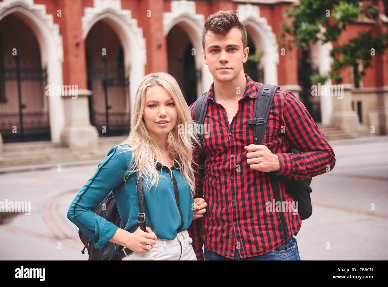 College campus couple hi-res stock photography and images - Alamy