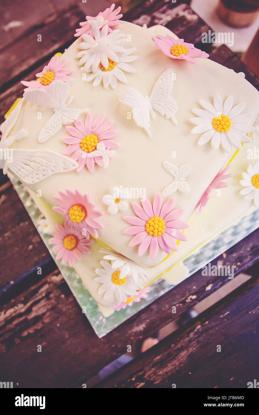 Blooming wedding cake Stock Photo - Alamy