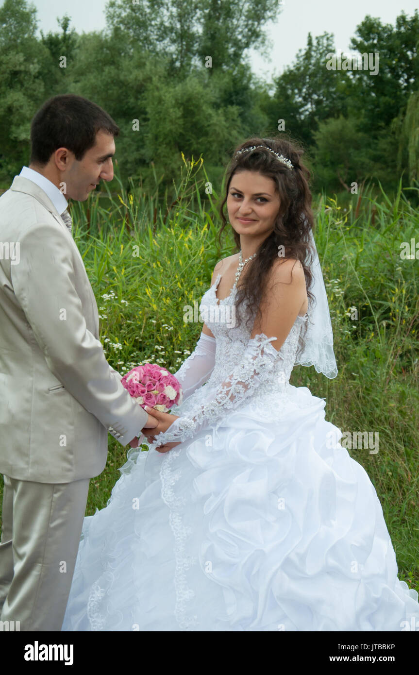 Beautiful married couple in the wedding day Stock Photo - Alamy