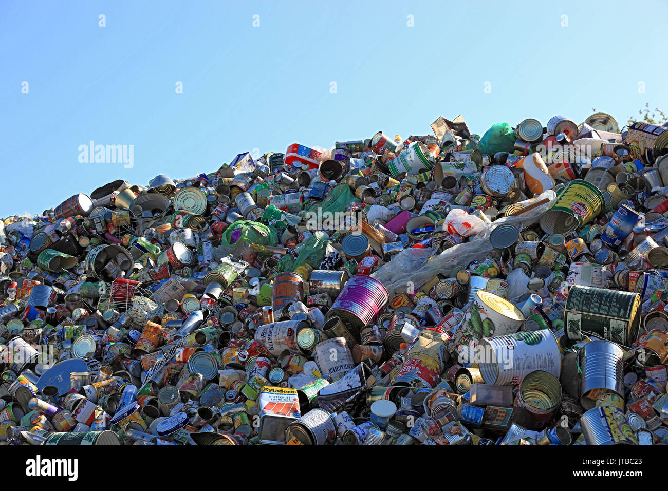 Waste industry, stock to the recycling, drinks cans, tin plate ...