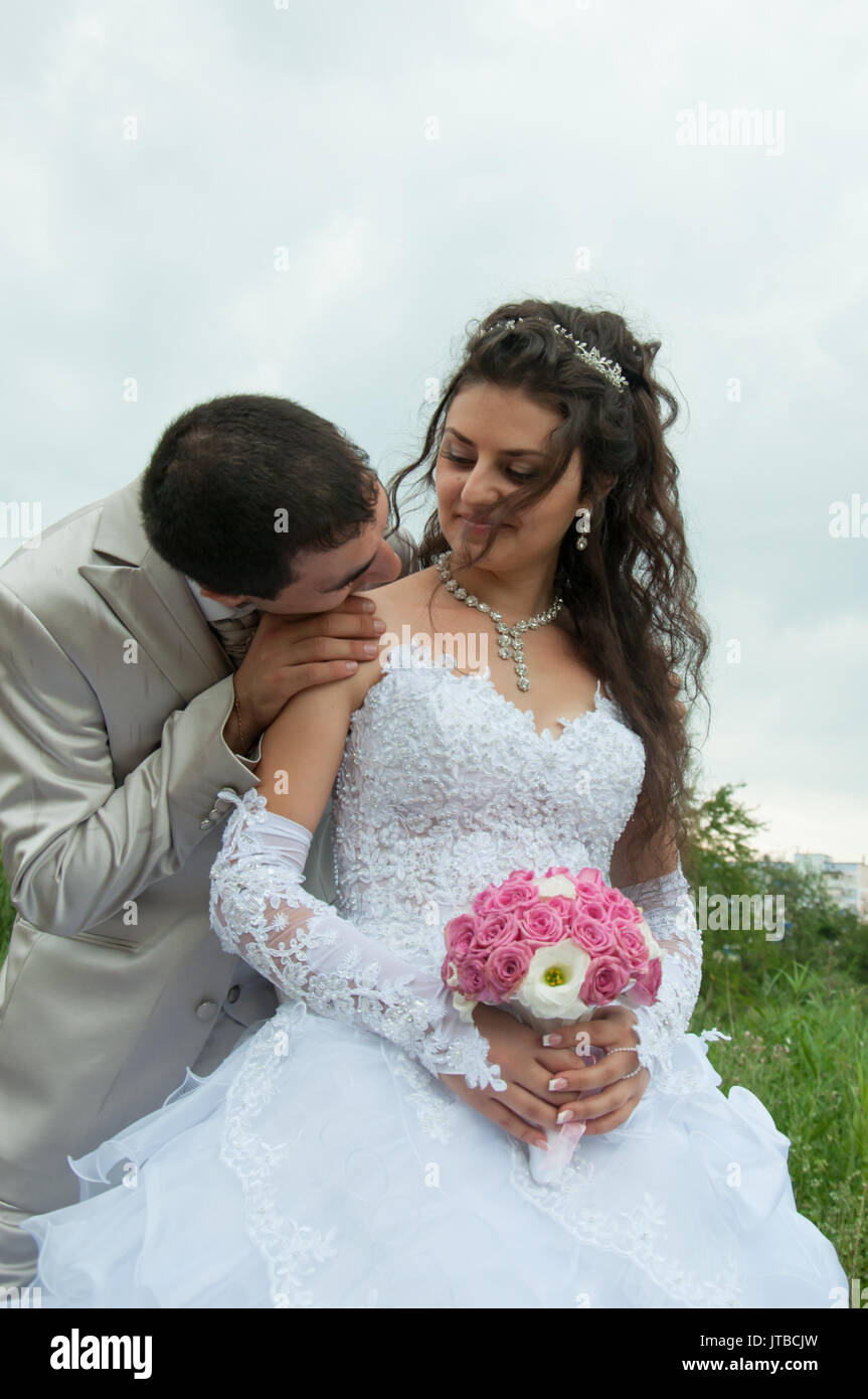 Beautiful married couple in the wedding day Stock Photo - Alamy