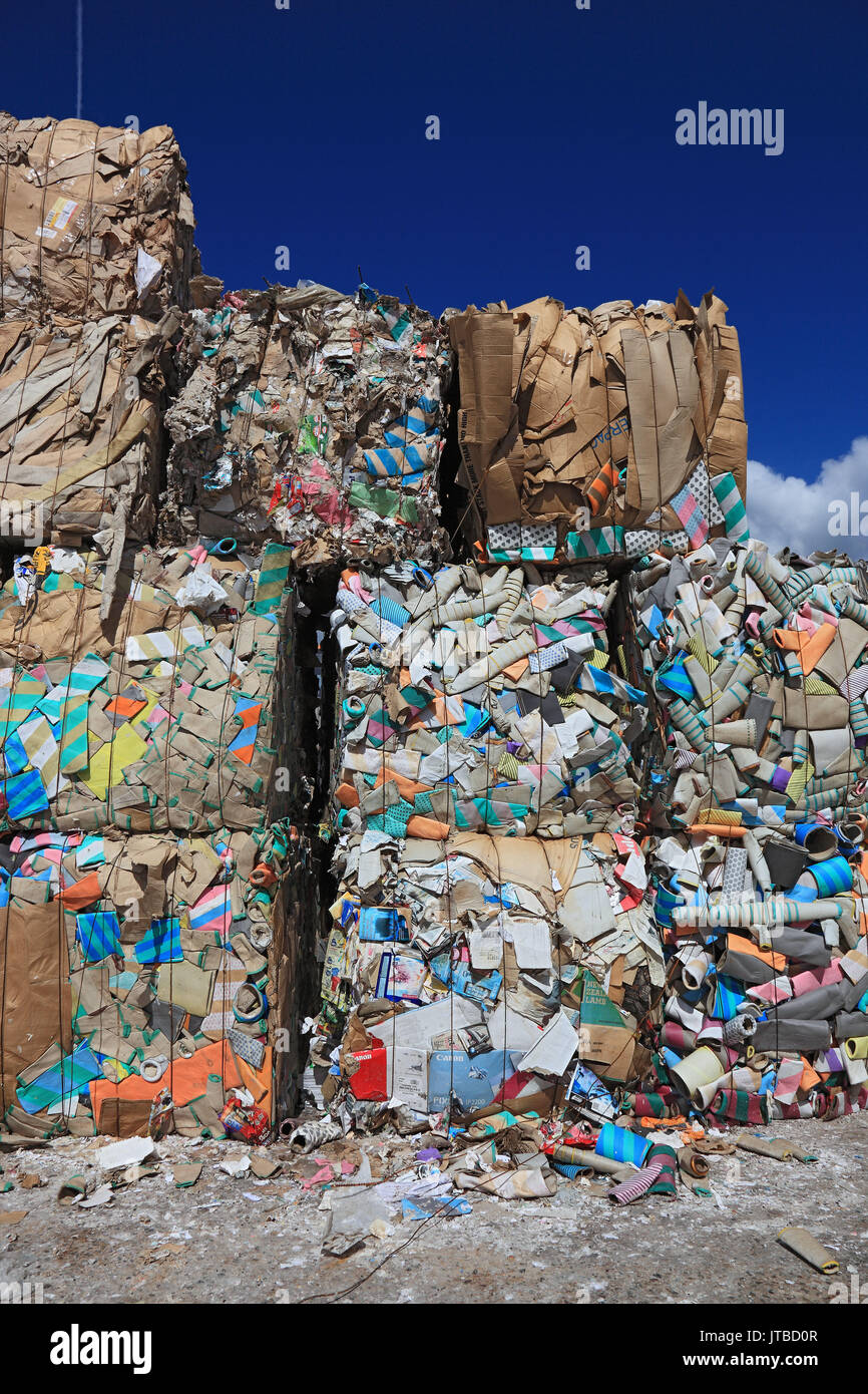 Waste paper bales in a recycling company, Altpapierballen in einem ...