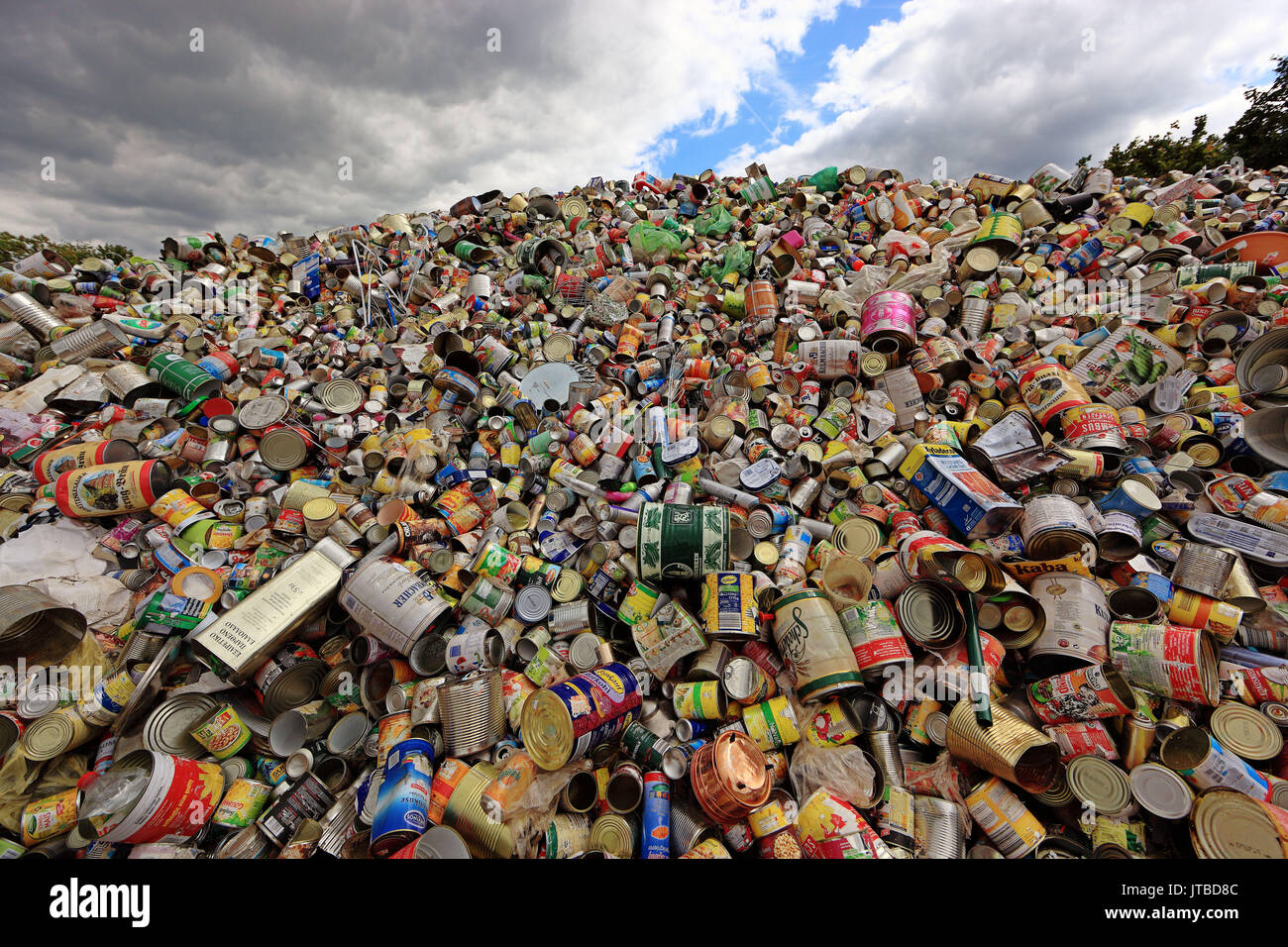 Waste industry, stock to the recycling, drinks cans, tin plate ...