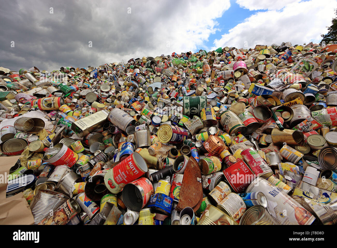 Waste industry, stock to the recycling, drinks cans, tin plate ...