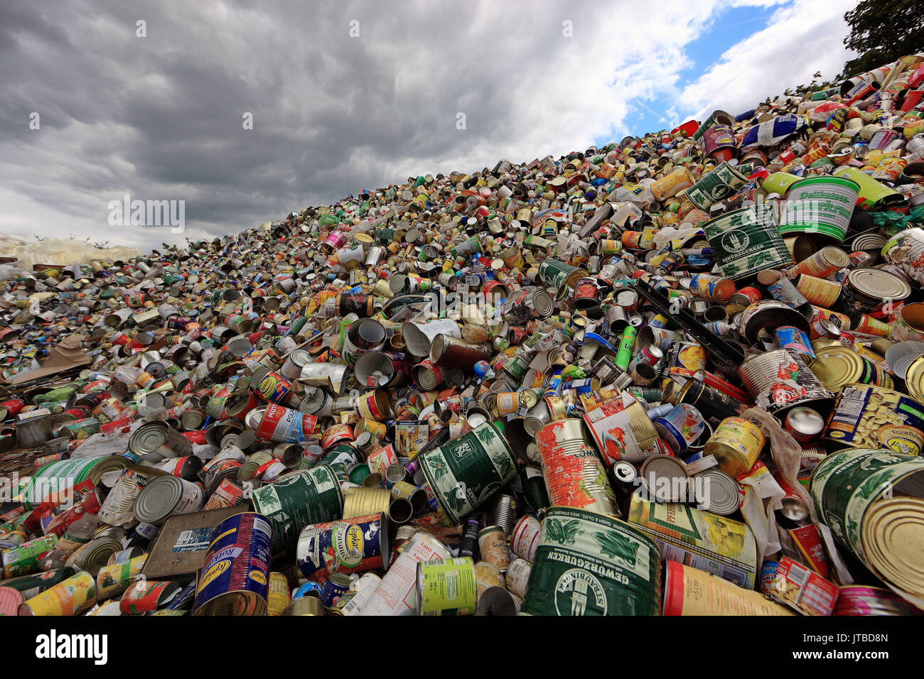 Waste industry, stock to the recycling, drinks cans, tin plate ...