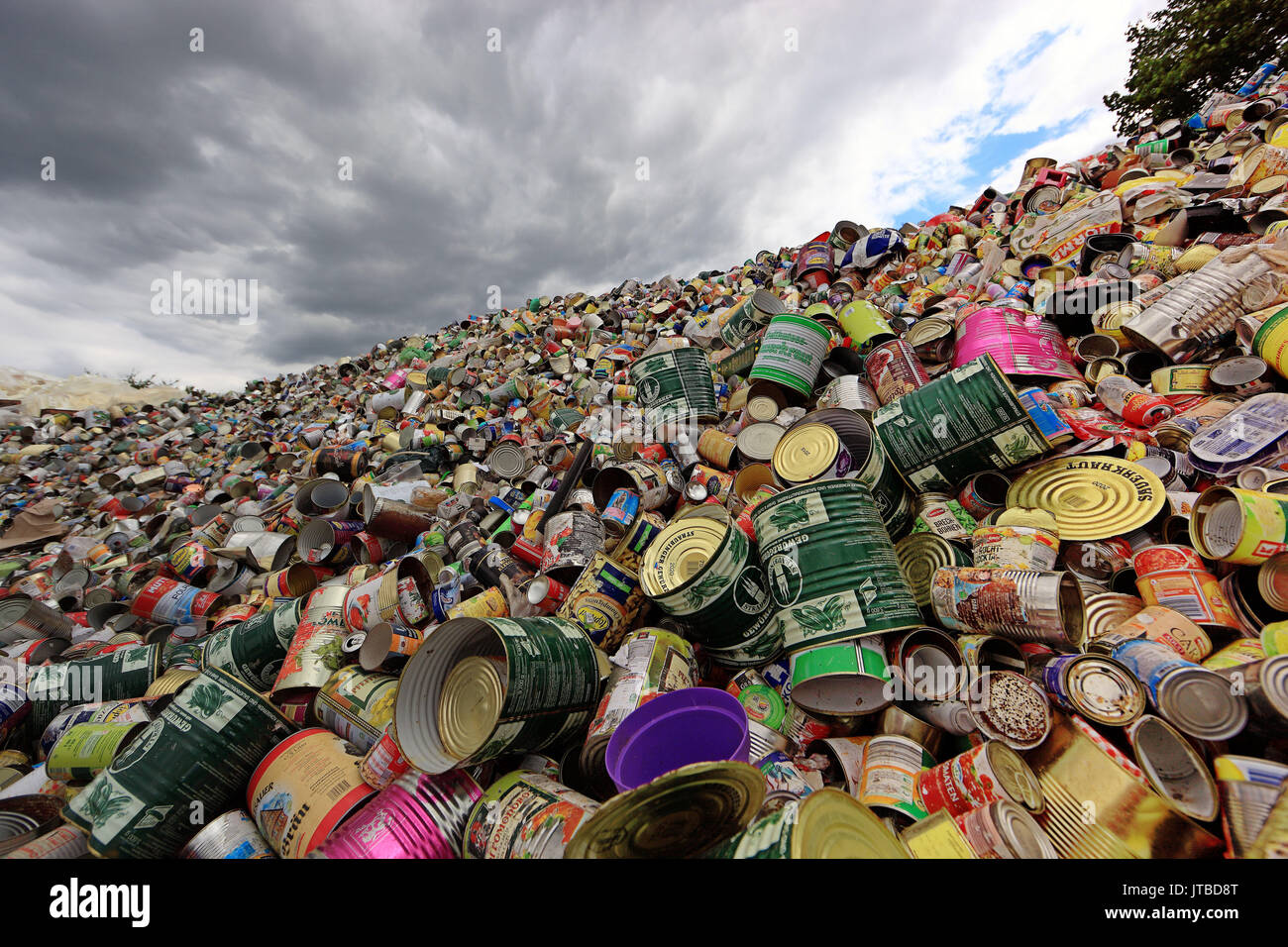 Waste industry, stock to the recycling, drinks cans, tin plate ...