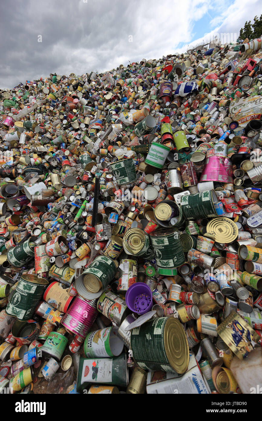 Waste industry, stock to the recycling, drinks cans, tin plate ...