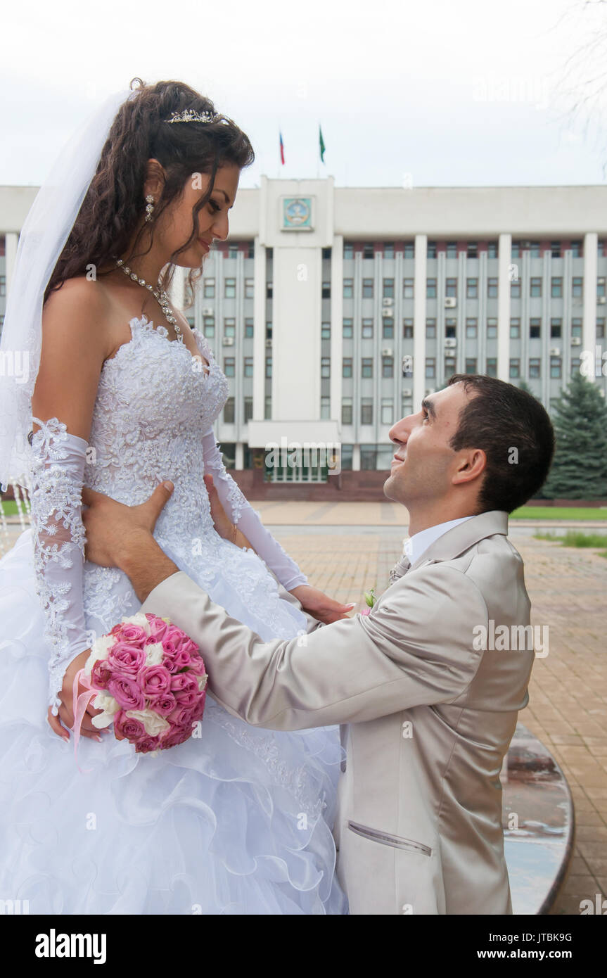 Beautiful married couple in the wedding day Stock Photo - Alamy
