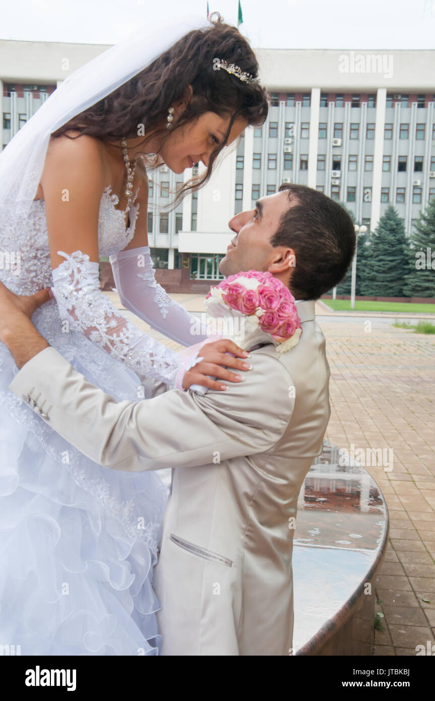 Beautiful married couple in the wedding day Stock Photo - Alamy