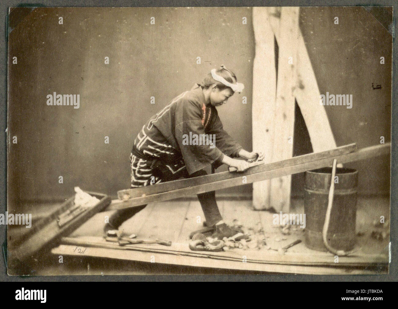 Japanese workmen A carpenter working, Japan Stock Photo - Alamy