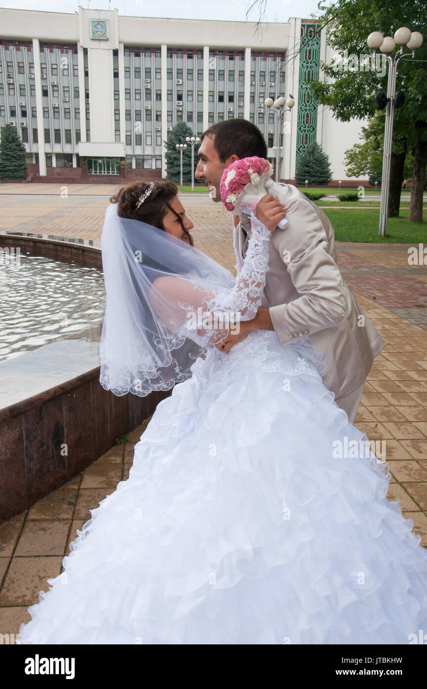 Beautiful married couple in the wedding day Stock Photo - Alamy