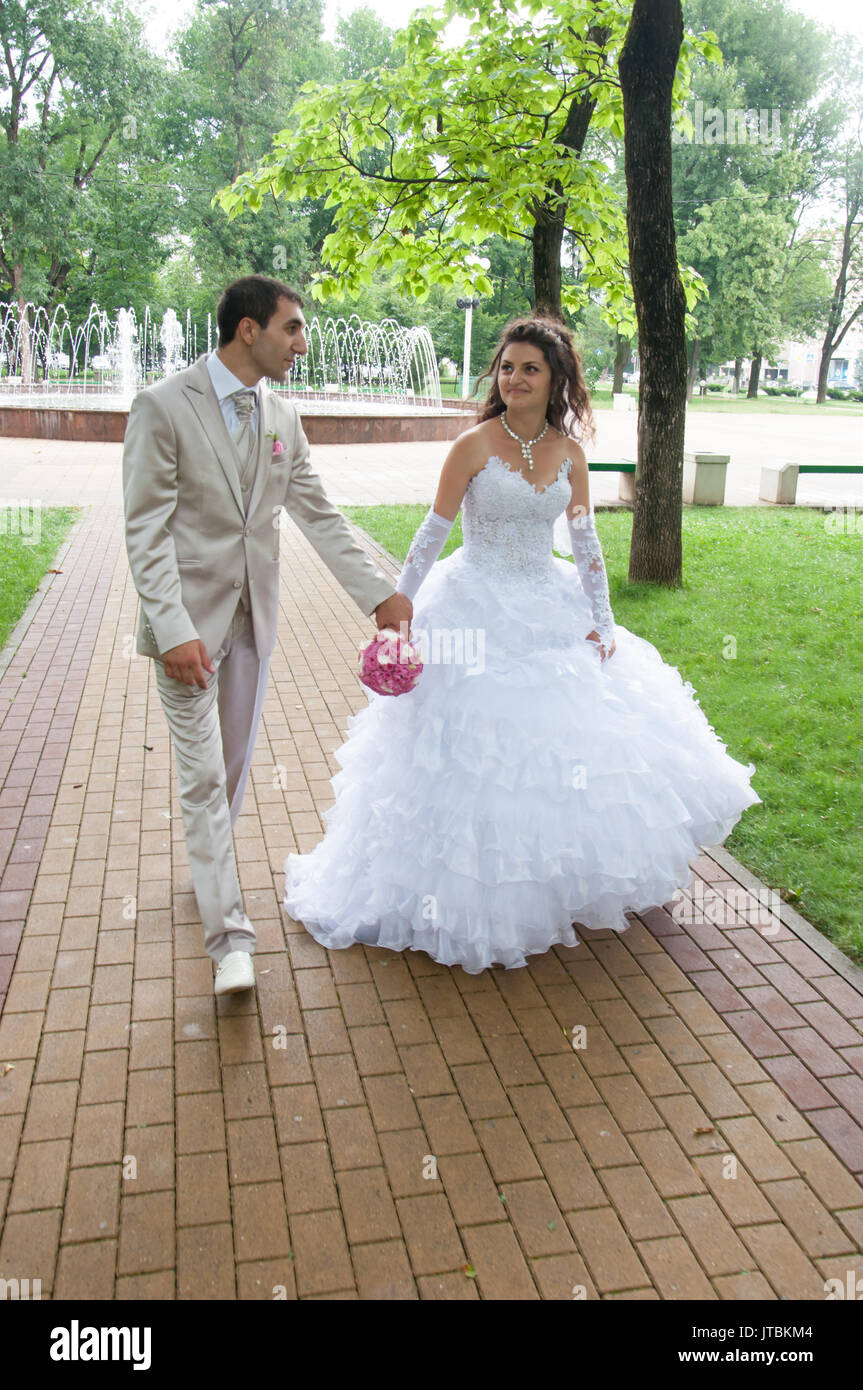 Beautiful married couple in the wedding day Stock Photo - Alamy