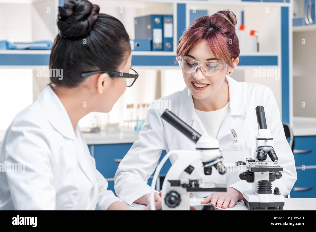 Lab scientists hi-res stock photography and images - Alamy