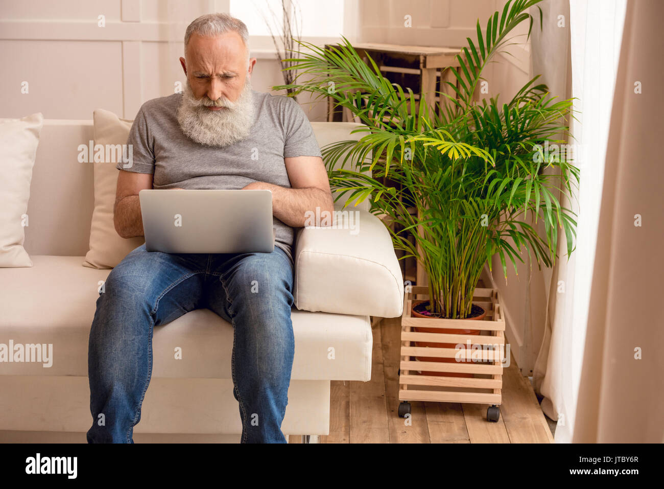 Elderly person computer confused hi-res stock photography and images ...