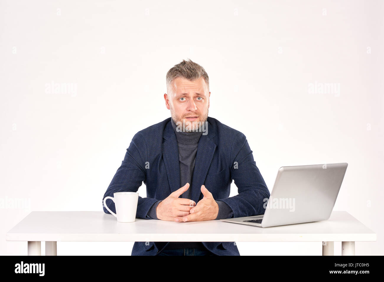 Man doubt table hi-res stock photography and images - Alamy