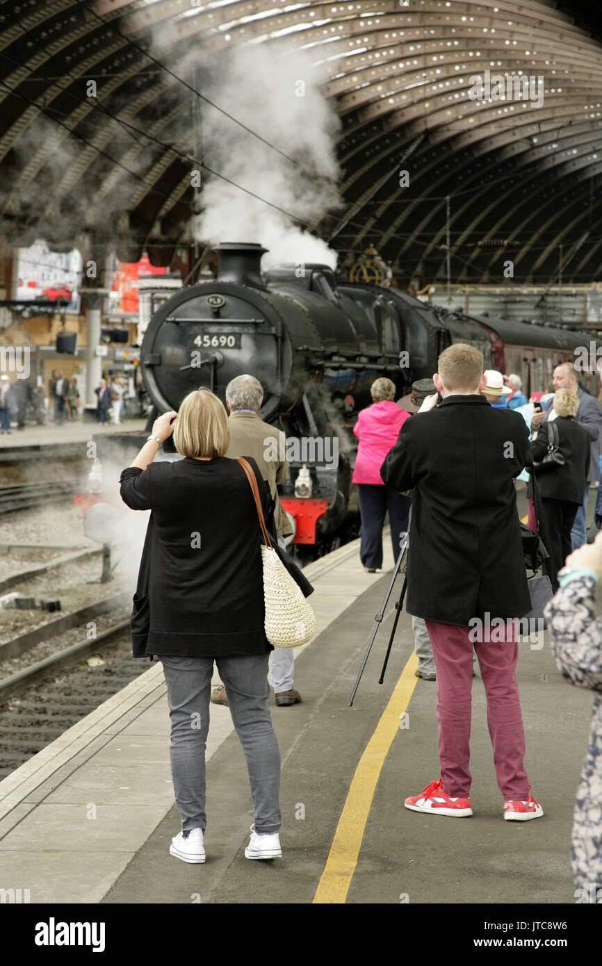 LMS Jubilee class steam locomotive 45690 "Leander" at York station, UK ...