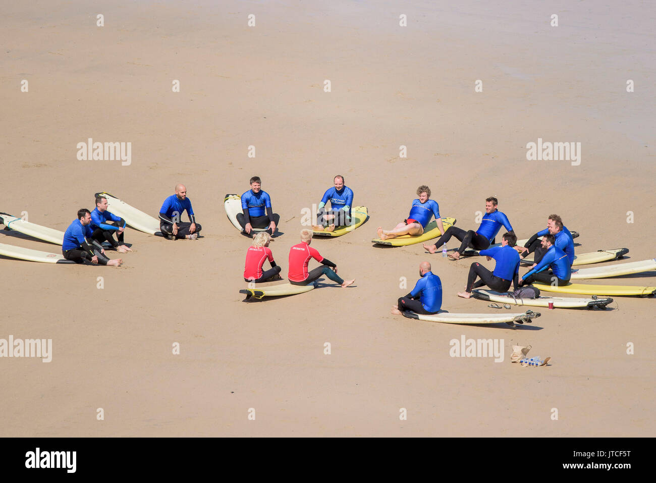 Surf instructors talking to their surf novices. Newquay, Cornwall Stock ...