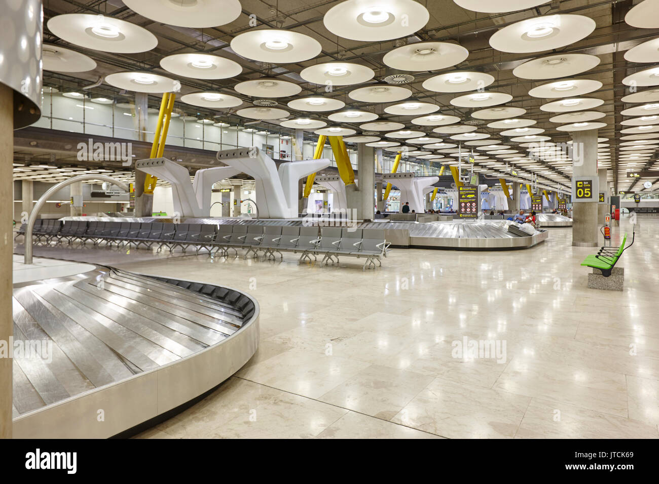 Waiting for checked baggage hi-res stock photography and images - Alamy