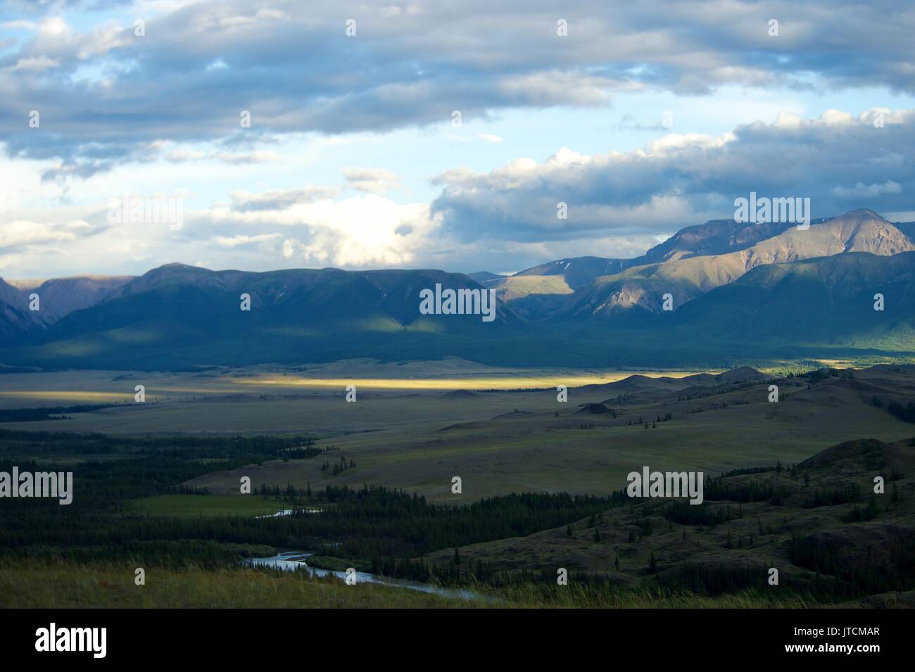 Valley between mountains hi-res stock photography and images - Alamy