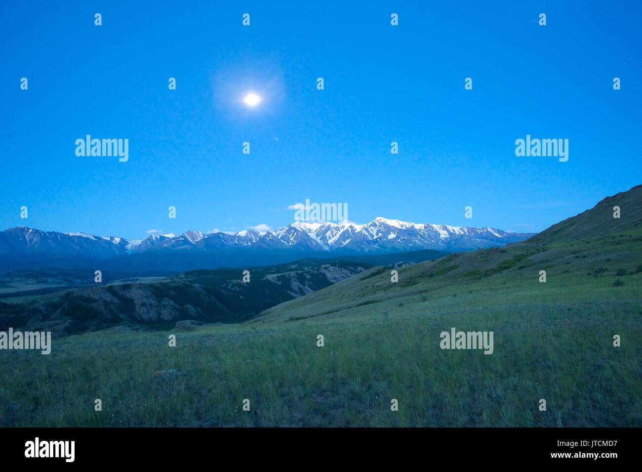 Valley between mountains hi-res stock photography and images - Alamy